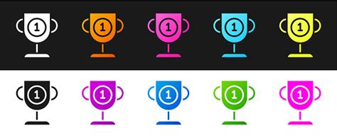 흑백 배경에 격리 된 어워드 컵 아이콘을 설정합니다 우승자 트로피 기호입니다 챔피언십 또는 대회 트로피 스포츠 업적 표지판 벡터