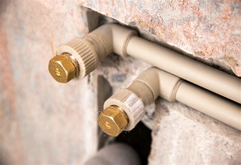 콘크리트 벽의 폴리 프로필렌 파이프에 물 공급 소음기 클로즈업 0명에 대한 스톡 사진 및 기타 이미지 0명 건설 기계류 건설 현장 Istock