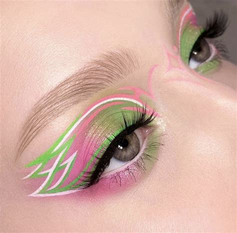 Pin by Саша Гусева on Макияж | Artistry makeup, Graphic makeup ...
