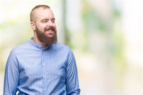 격리 된 배경 얼굴 자연의 표현에 미소 쪽으로 멀리 보고 이상 젊은 백인 Hipster 남자 자신감을 웃 고 있다 감정에 대한 스톡 사진 및 기타 이미지 Istock
