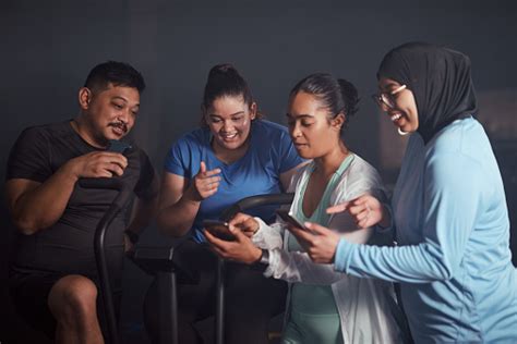 체육관에서 운동 한 후 함께 서서 휴대 전화를 사용하는 다양한 그룹의 사람들의 샷 스마트폰에 대한 스톡 사진 및 기타 이미지 스마트폰 다민족 그룹 다양성 Istock