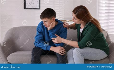 Madre Consolando A Su Deprimido Hijo En Casa Problemas De Adolescentes Imagen De Archivo