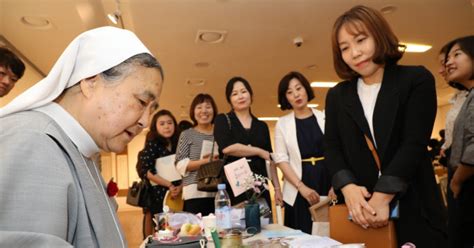 시집에 사인하는 이해인 수녀 [경향포토]