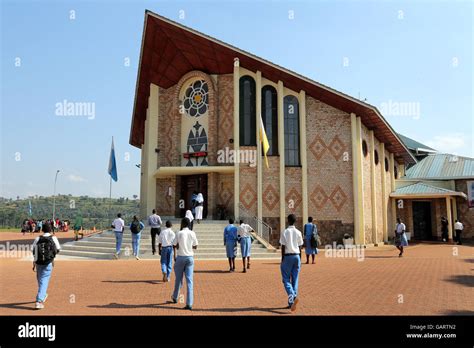 Peregrinos En Frente De La Iglesia Católica Del Santuario De Kibeho En Ruanda África El Lugar