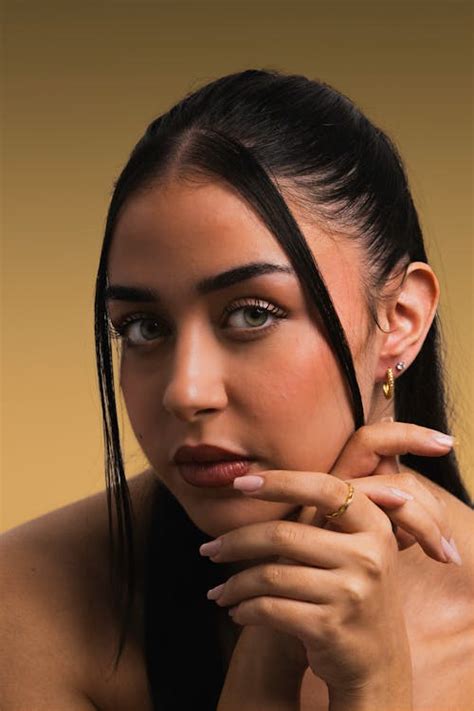 실내 갈색 머리 귀 귀걸이 눈 뉴 사우스 웨일즈 주 매우 복잡한 머리 메이크업 명상 적 모델 모델링