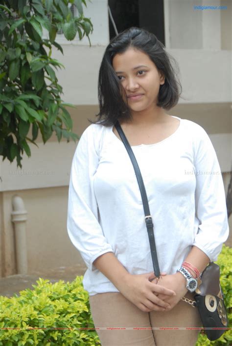 Shweta Basu Prasad Actress Photo Image Pics And Stills
