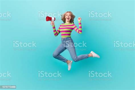 펑키 럭키 레이디의 전체 길이 사진 줄무늬 풀오버 점프 높은 상승 주먹 비명 Toa 고립 된 청록색 배경 18 19세에 대한 스톡 사진 및 기타 이미지 Istock