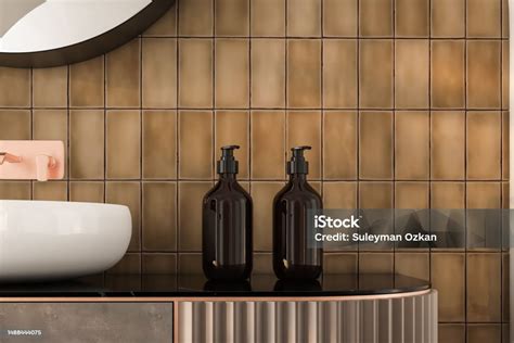 비누 디스펜서 수건 검은색 프레임 거울 벽 조명 세라믹 타일 벽이 있는 현대적인 욕실 세팅 세련되고 현대적인 환경에서 제품을 선보이는 데 이상적입니다 3d 렌더링 벽에 대한