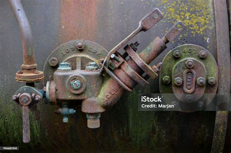 오래 되 고 소박한 증기 기차 또는 1920 년대 및 1930 년대에서 세르비아에 사용 트랙터 독일에서 만든 구식 찐 필드에 서 있는 트랙터 오래 된 빈티지 강철 바퀴 농장