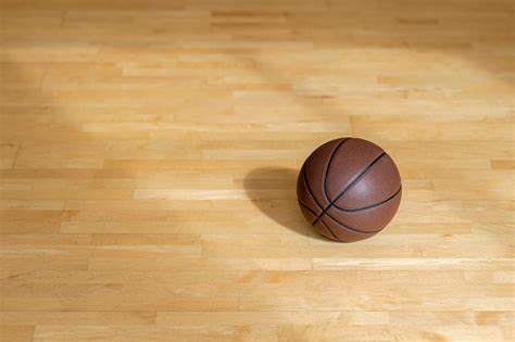 전문 갈색 가죽 공과 그림자농구 코트 나무 바닥 수평 스포츠 포스터 인사말 카드 헤더 웹 사이트 Championship에 대한 스톡 사진 및 기타 이미지 Istock