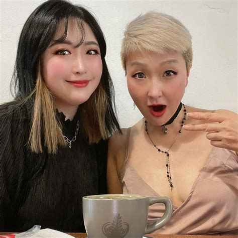 셀카장인 동생이 찍어준 사진 키야 올해는 도대체 화면엔 Korean Culture Foodie