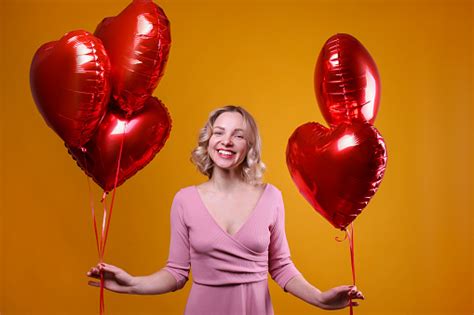 풍선을 들고 어깨 길이 물결 모양의 헤어 스타일 귀여운 여성 곱슬 머리에 대한 스톡 사진 및 기타 이미지 곱슬 머리 공기 주입 관능 Istock