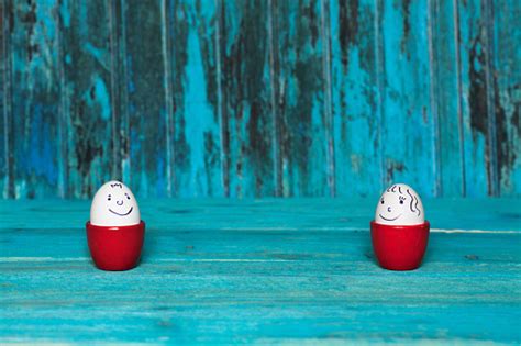 에그스 웃으세요 빨간색 승강장은 청색 배경 부활제 컨셉입니다 계절에 대한 스톡 사진 및 기타 이미지 계절 긍정적인 감정 표현 녹기 Istock