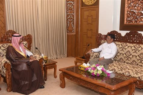 ဒုတိယဝန်ကြီးချုပ်နှင့် နိုင်ငံခြားရေးဝန်ကြီးဌာန ပြည်ထောင်စုဝန်ကြီး ဦးသန