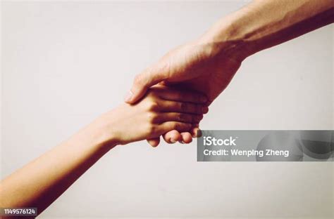 구조 도움 제스처 또는 손 강력한 홀드 클로즈업 두 손 친구의 손을 돕는 악수 팔 우정 구조에 대한 스톡 사진 및 기타 이미지 Istock