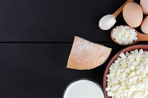 코 티 지 치즈와 어두운 배경에 어두운 보드 유리에서 우유 점토 판 나무 칼 소박한 스타일 복사 공간에 부드러운 치즈 모듬된 유제품 계란 빵 0명에 대한 스톡 사진 및 기타