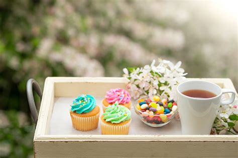밝은 케이크 컬러 캔디와 컵 케이크와 커피 또는 차 한잔 밝은 색 배경 화창한 아침 및 밝은 분위기의 트레이에 봄 배경 0명에 대한 스톡 사진 및 기타 이미지 Istock