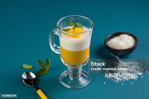 스무디 또는 주스를 마시는 어린이 한 잔 파란색 배경에 얼음과 레몬이 있습니다 0명에 대한 스톡 사진 및 기타 이미지 0명 건강한 식생활 과일 Istock