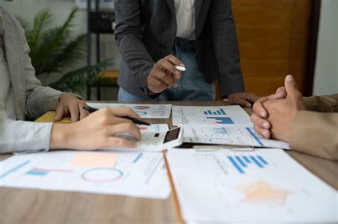 회의실에서 재무 보고서의 상황을 분석하고 논의하기 위한 비즈니스 회계 고문 회의 투자 컨설턴트 재무 및 회계 개념 프리미엄 사진