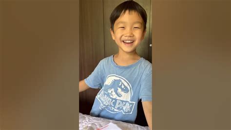 그림을 그려 오더니 4천원에 판다고 적어달라는 샘 돈 벌어서 뭐하려고 했더니 엄마 아빠 맛있는 거 사줄려고 한다고 누가 이 그림을 돈주고 살거 같아 왜 그런 생각을