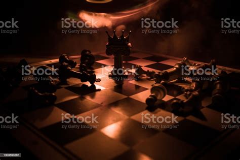 체스 보드 게임 개념의 비즈니스 아이디어와 경쟁과 전략 아이디어 양보 체스는 연기와 안개와 햇빛창 어두운 배경에 그림 선택적 초점 결정에 대한 스톡 사진 및 기타 이미지