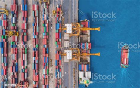 바다 항구에 항공 탑 보기 컨테이너 선박 및 물류 수입 수출 운송 또는 운송을 위한 작업 크레인 교량 적재 컨테이너 상업 부두에