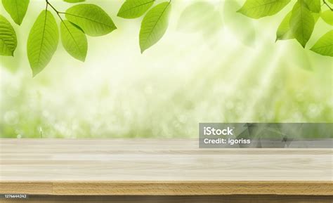 흐리게 녹색 스프링 배경 위에 제품 디스플레이 템플릿에 대한 빈 테이블입니다 배경 주제에 대한 스톡 사진 및 기타 이미지 배경 주제 보여주기 부활제 Istock