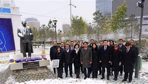 С Зориг агсны хөшөөнд цэцэг өргөв