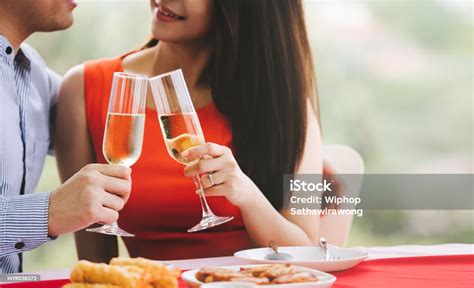 미소 아시아 연인 커플 남자와 여자 손은 샴페인 음료를 들고 응원합니다 밸런타인데이에 대한 스톡 사진 및 기타 이미지 밸런타인데이 커플 데이트 Istock