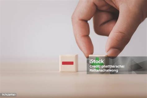 더하기 및 빼기 기호를 보여주는 나무 블록 0명에 대한 스톡 사진 및 기타 이미지 0명 3차원 형태 개념 Istock