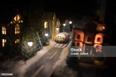 전나무와 밤에 눈 속에서 새해 미니어처 집 휴일 개념입니다 선택적 초점 0명에 대한 스톡 사진 및 기타 이미지 0명 2020년 감정 Istock