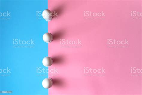 파란색과 분홍색 파스텔 배경에 계란 컵에 서 흰 계란 복사 공간 종이 배경에 두 가지 톤 색상으로 서 삶은 달걀의 행 건강한