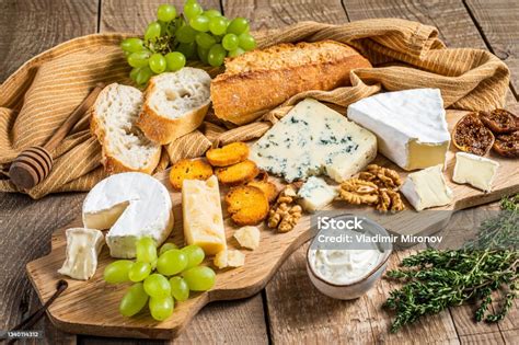 다양한 치즈 브리 카망베르 로케포르트 파마산 포도 무화과 빵 견과류를 곁들인 블루 크림 치즈 나무 배경 위쪽 보기 건강한 식생활에 대한 스톡 사진 및 기타 이미지 Istock