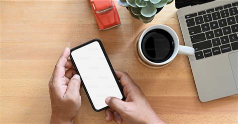 책상 작업에 빈 화면 모바일 스마트폰을 들고 있는 사업가 사진 Unsplash의 태국 이미지
