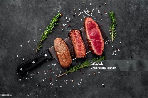 고기 칼에 쇠고기 고기 3 개 튀김 고기의 세 가지 유형 튀김 중간 잘 텍스트에 대한 복사 공간이있는 돌 배경에 0명에 대한