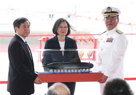 總統蔡英文9日南下高雄主持海軍潛艦國造專用廠房動土典禮，劍龍級潛艦海虎軍艦以動態方式航行經過會場前，全艦官兵以站波及鳴笛的禮節向蔡總統致敬
