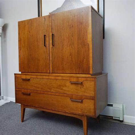 Unusual Mid Century Modern Lane Chest Of Drawers