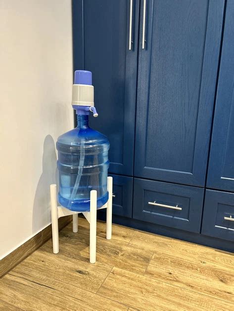 Підставка під бутель з водою Wooddecor в білому кольорі фото відгуки характеристики в