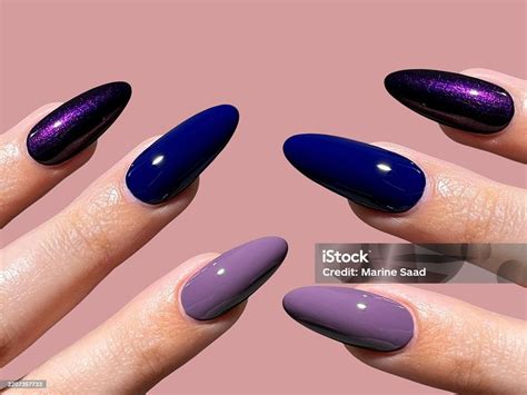 심플하고 현대적이며 우아한 손으로 그린 보라색 네일 매니큐어를 바르는 젊은 여성의 손 현대 매니큐어 건강한 생활방식에 대한 스톡 사진 및 기타 이미지 Istock