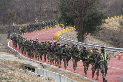 Rok 육군 28사단 훈련병들이 힘찬 함성을 지르며 Gop 행군