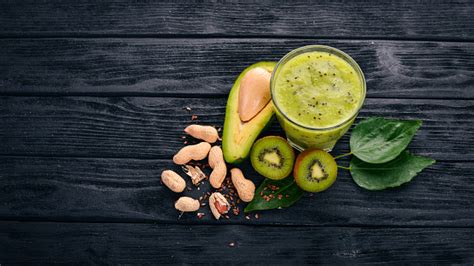 키 위 스무디 그리고 아마 씨와 견과류와 아보카도입니다 에 나무 배경 최고의 볼 수 있습니다 텍스트에 대 한 여유 공간입니다 0명에 대한 스톡 사진 및 기타 이미지 Istock