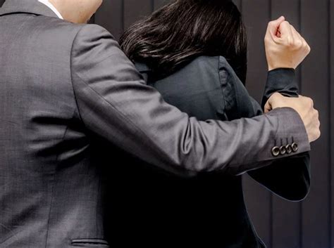 Molestowanie Sprowadza Kobiety Do Pozycji Sex Lalki Dotykanie Poklepywanie Spro Ne Uwagi