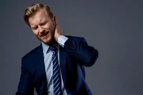 과로 백인 사업가 손 터치 부분의 신체 상처와 고통 스러운 감정 사무실 증후군 아이디어 개념으로 나쁜 느낌 건강관리와 의술에 대한 스톡 사진 및 기타 이미지 Istock