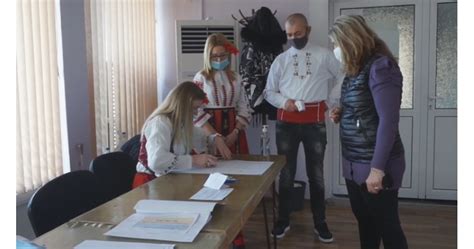 Членове на СИК в Кула се явиха с народни носии на балотажа