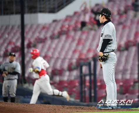 포토 황대인에게 역전 3점포 허용하는 한승주 네이트 스포츠
