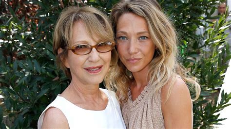 Obsèques De Nathalie Baye Laura Smet épaulée Par Un Proche Fidèle