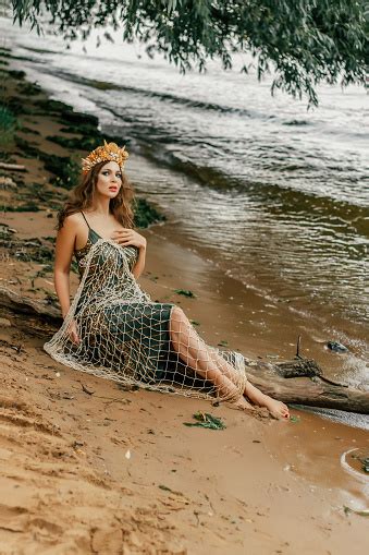 젊은 아름다운 인어 여자가 가까이 바닷물에 서있다 코스프레 인어 관능에 대한 스톡 사진 및 기타 이미지 관능 꼬리 나이