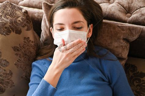 女孩严重咳嗽高清图片下载 正版图片506452087 摄图网