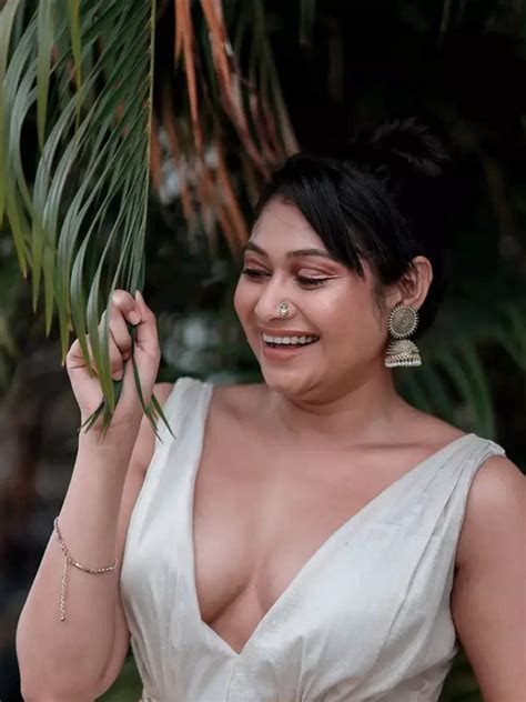 ഹോട്ട് ലുക്കില്‍ വീണ്ടും ചര്‍ച്ചയായി ജാനകി സുധീര്‍ Malayalamsamayam