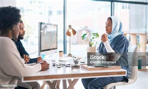 건강 관리 컨설팅 및 처방 Ivf 진단 및 웰빙을위한 부부가있는 이슬람 의사 병원 보험 및 무슬림 여성 상담 불임 치료 및 환자를위한 조언 의사에 대한 스톡 사진 및 기타